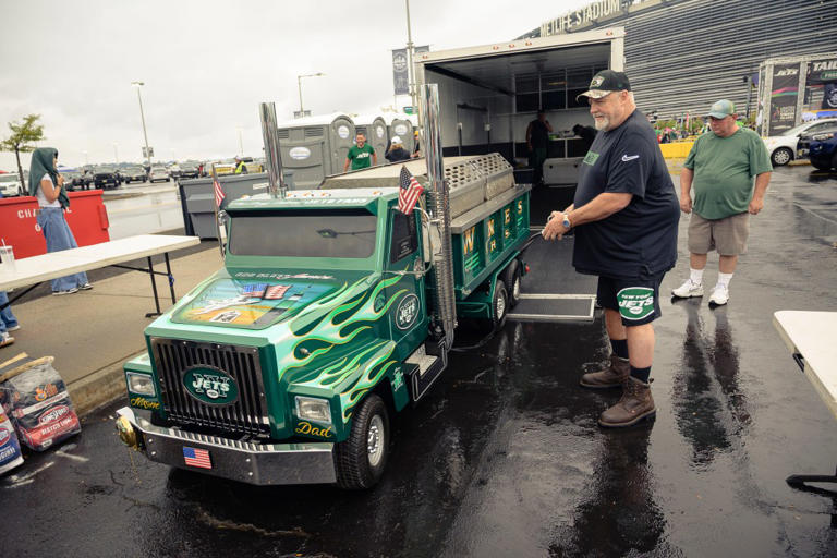Inside Jets superfan’s insane tailgate with ‘electrical hydraulic ...