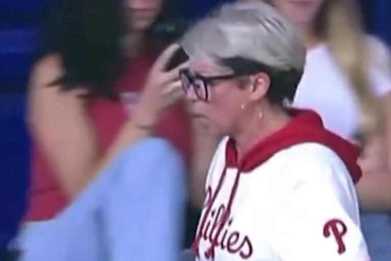 Defiant Phillies fan flips off crowd after taking ball from young boy ...