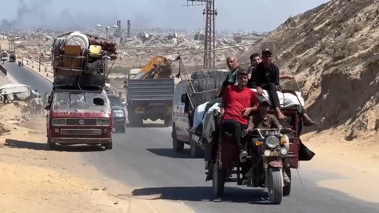 Fleeing Palestinians pass through Wadi Gaza after Israeli army issues ...