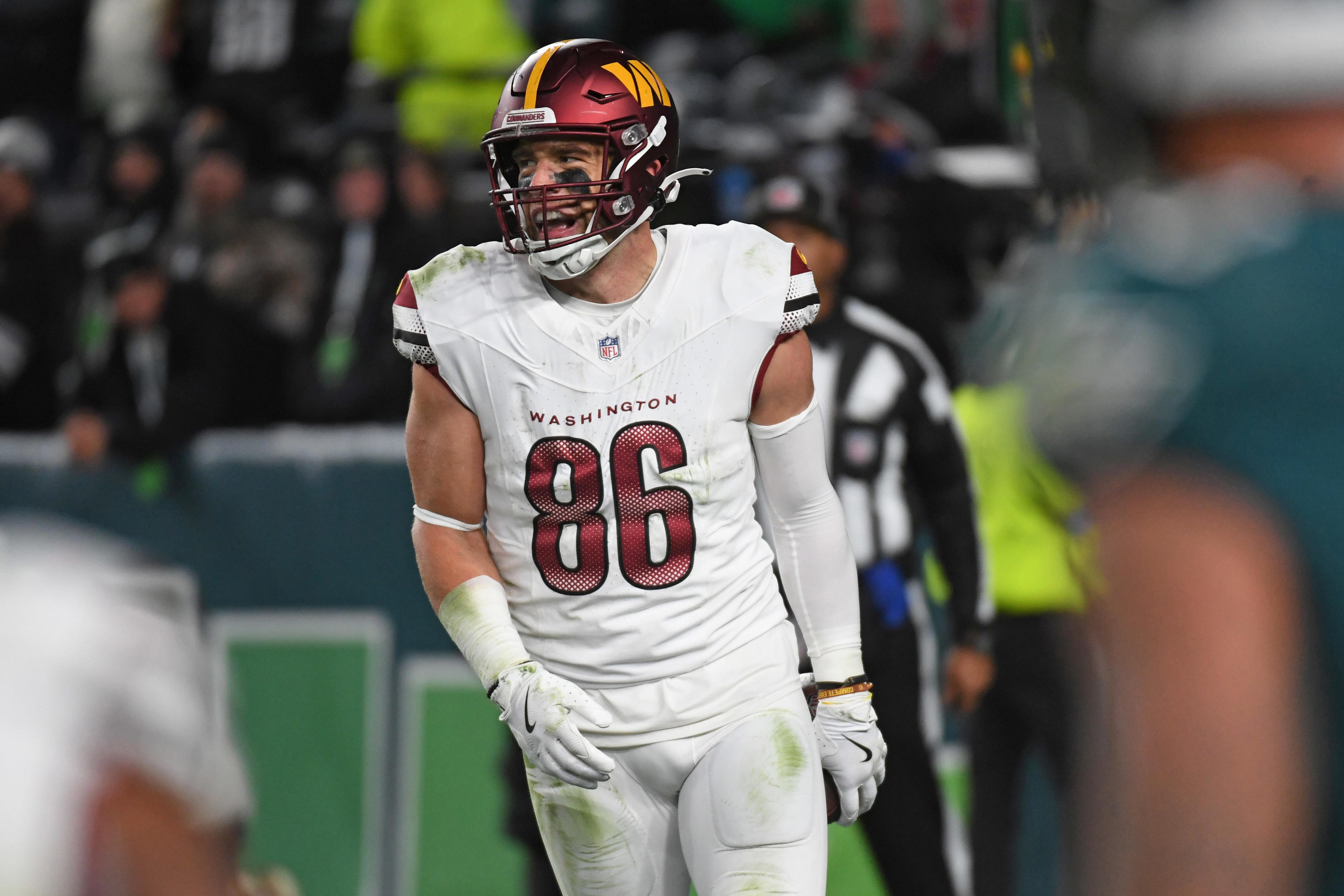 Zach Ertz scores the Commanders' first touchdown of 2025