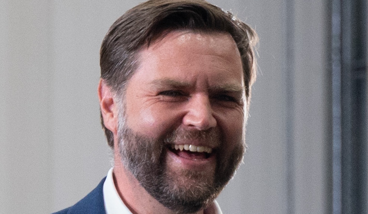 MAGA Senator Clashes with JD Vance: "You're Not Associated With Me If ...