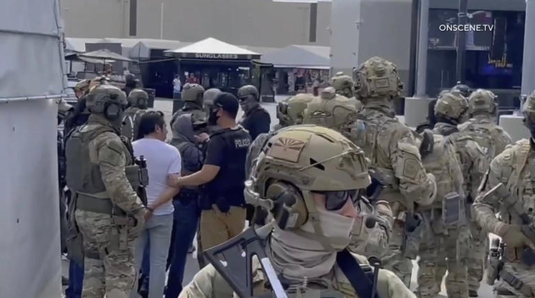 Opinion: Court rulings cast doubt on California mask ban for ICE officers