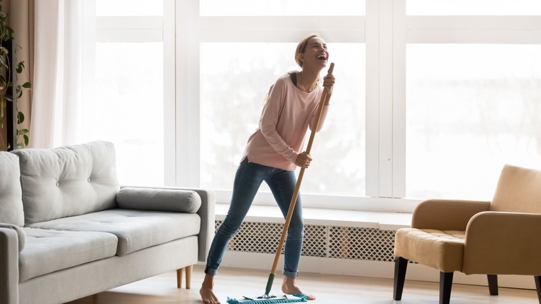 Mistakes That You're Making With A Swiffer