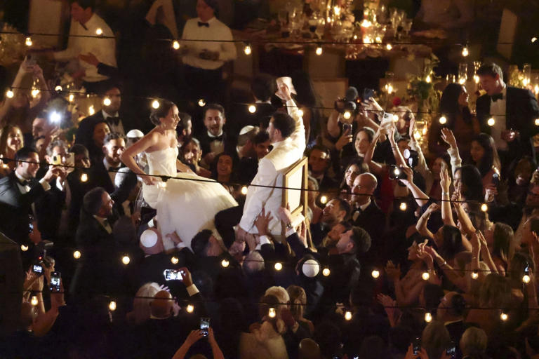 Kyle Richards and Mauricio Umansky’s daughter Alexia marries Jake ...