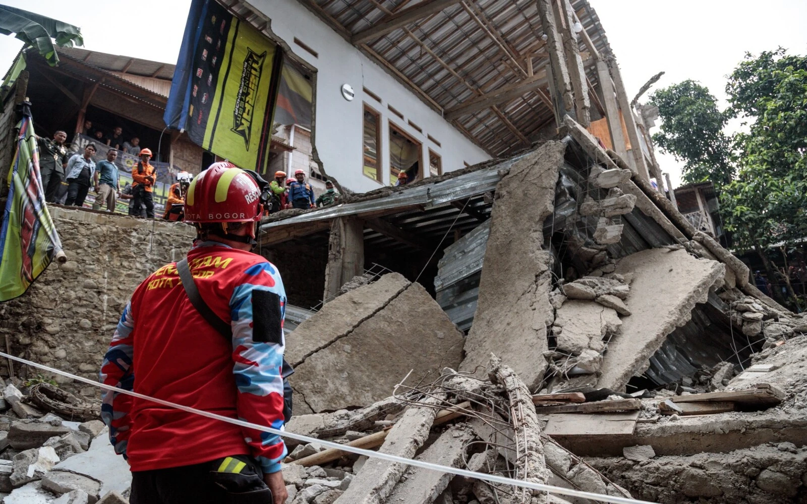 Indonesia’s building collapse kills 3, injures dozens