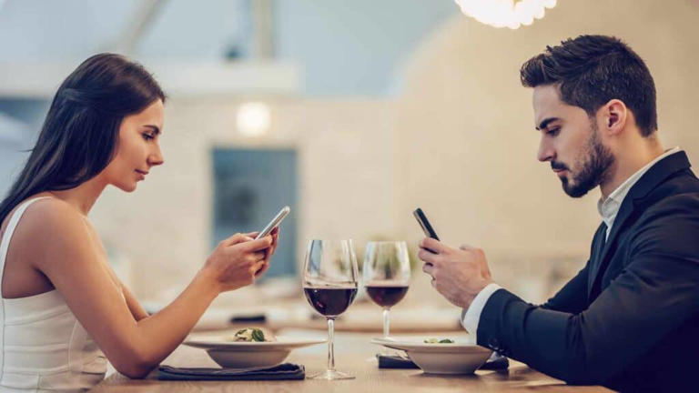 15 Signs on a First Date That May Signal Deeper Compatibility Issues