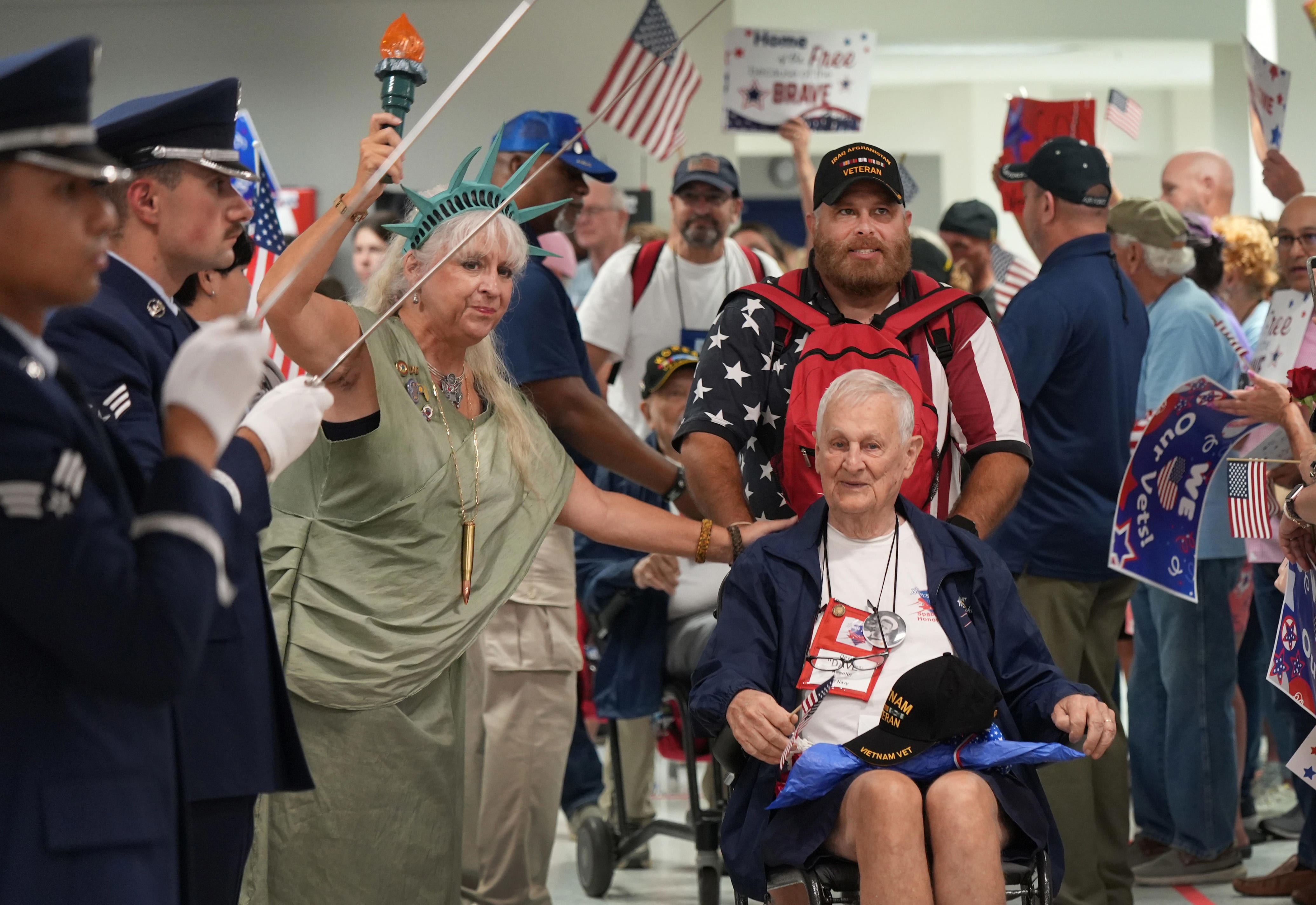 'Overwhelming': Cheering MLB crowd welcomes Space Coast Honor Flight ...