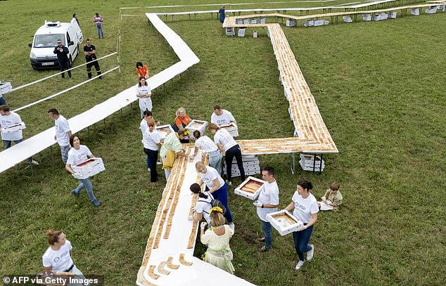 Apple strudel chain stretching 3km and made with five tonnes of flour ...
