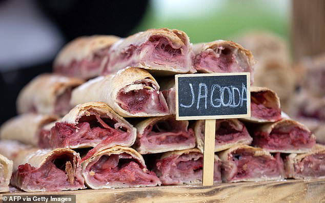 Apple strudel chain stretching 3km and made with five tonnes of flour ...
