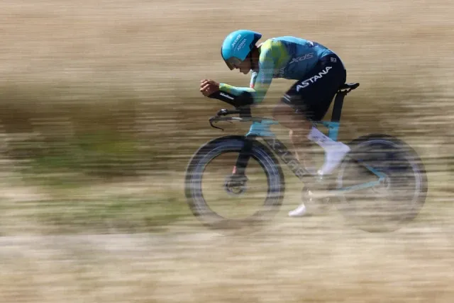 Egan Bernal y Harold Tejada resistieron el salvaje final de la etapa 17 de la Vuelta a España ...