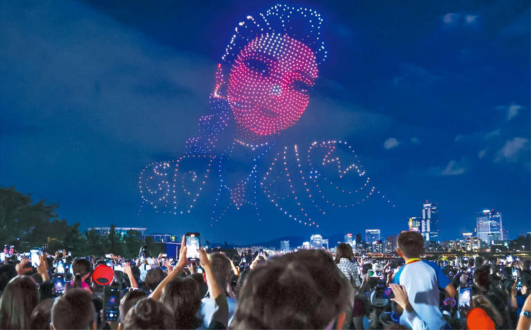 1,200 drones depict 'KPop Demon Hunters' Rumi over Han River