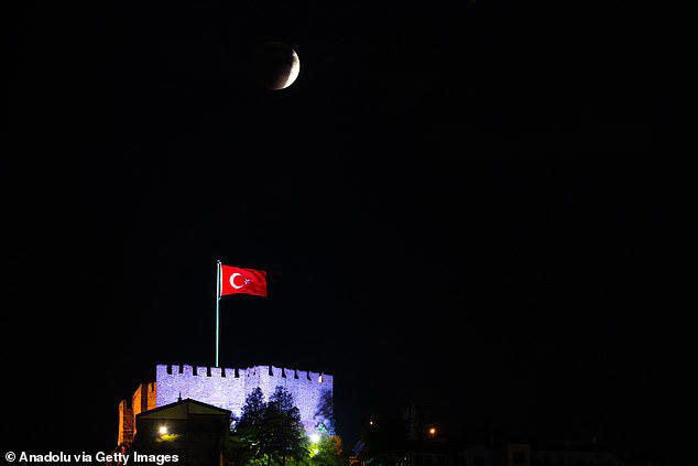 Rare Blood Moon total lunar eclipse is visible for millions of Britons ...