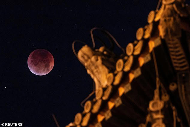 Rare Blood Moon total lunar eclipse is visible for millions of Britons ...