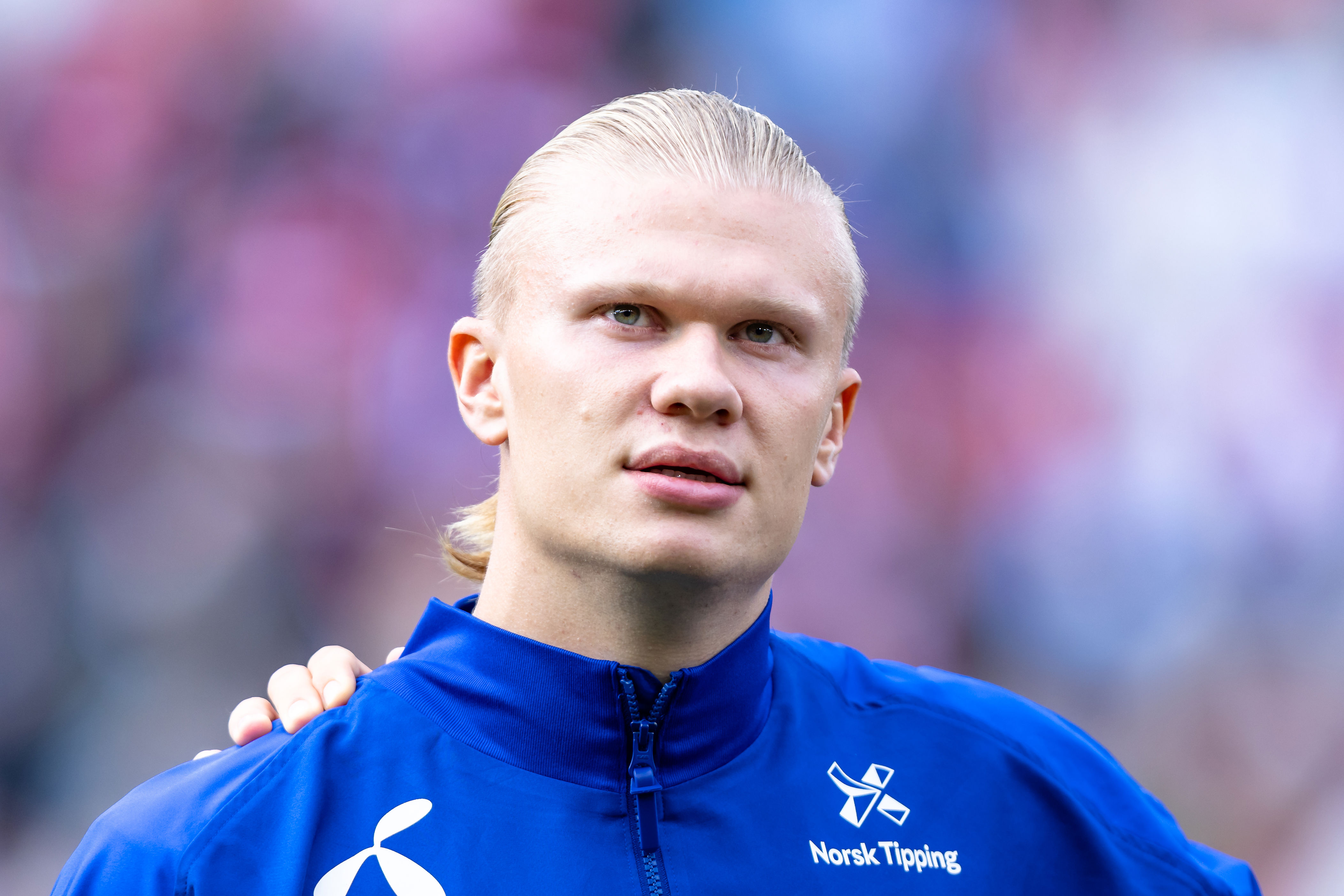 Drie hechtingen voor Haaland na aanvaring met deur van teambus