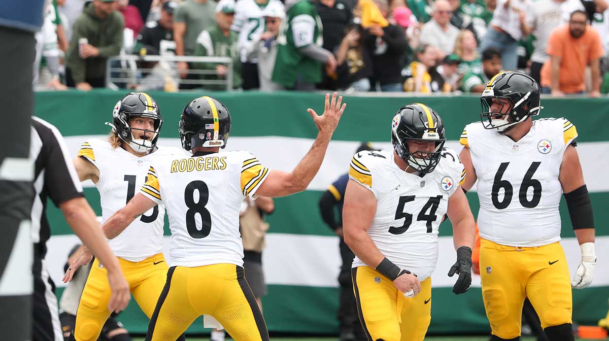 Steelers QB Aaron Rodgers shuts up Jets fans’ boos with immediate TD