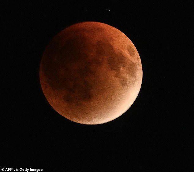 Rare Blood Moon total lunar eclipse is visible for millions of Britons ...