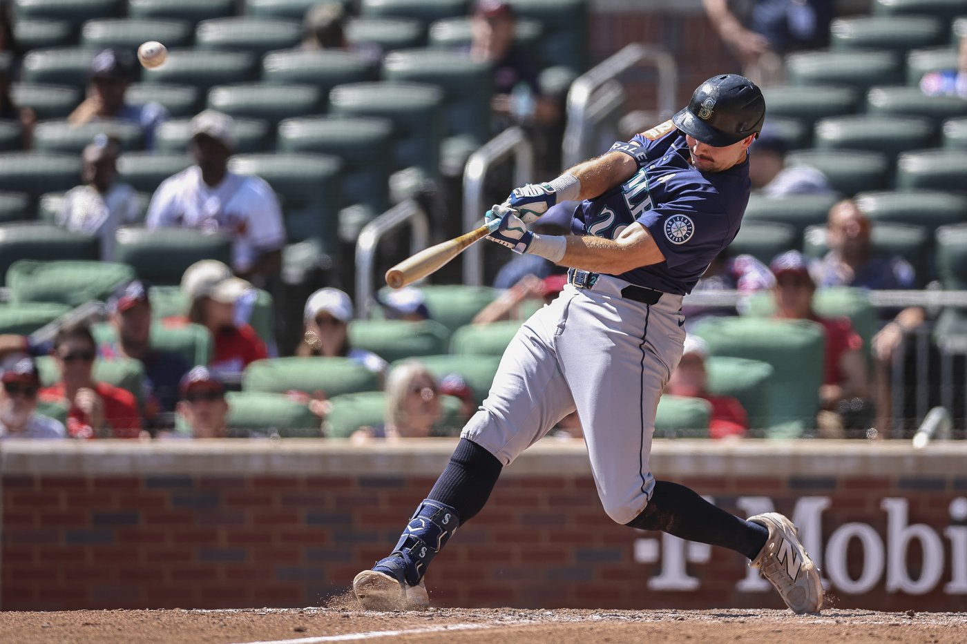 Raleigh hits major league-leading 53rd homer, Mariners rout Braves 18-2 ...