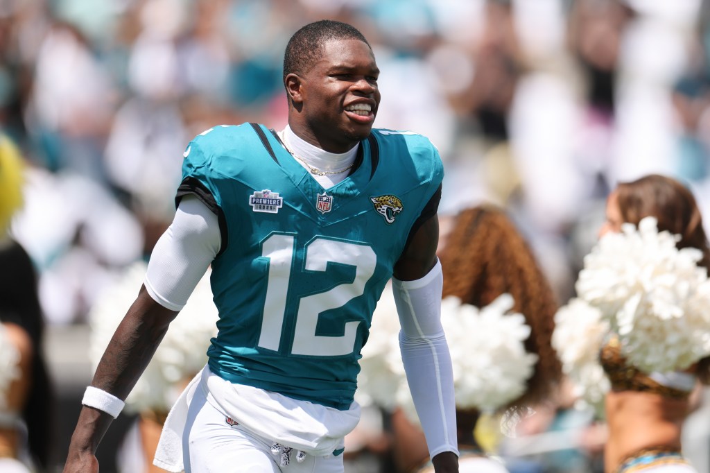 Travis Hunter shows off new haircut before NFL debut