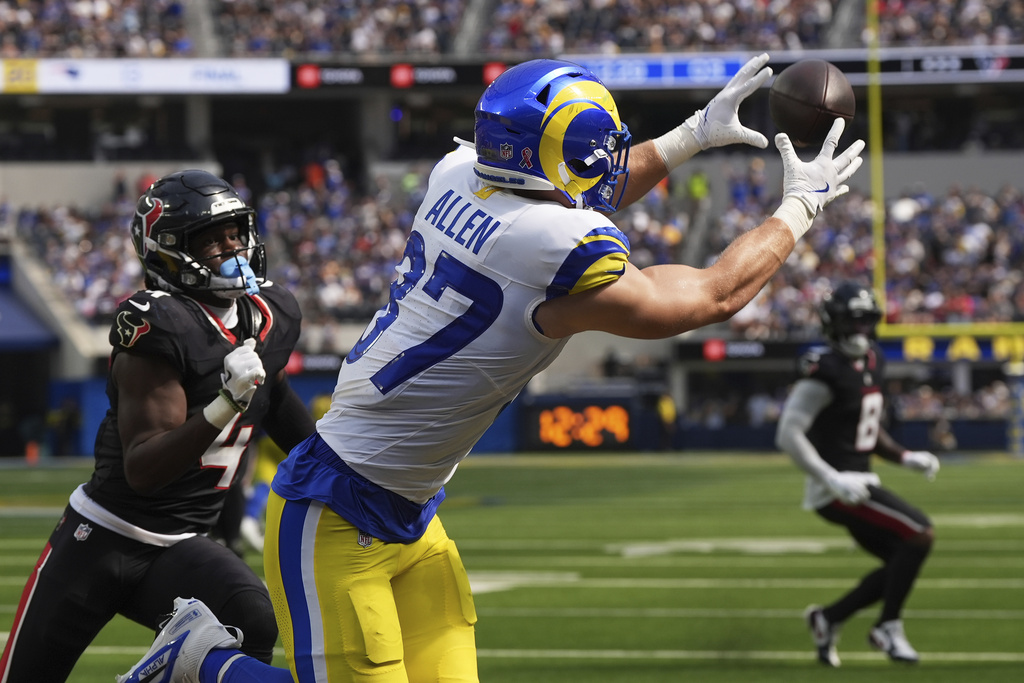 Stafford tops 60,000 yards passing, defense stands strong as Rams hold ...
