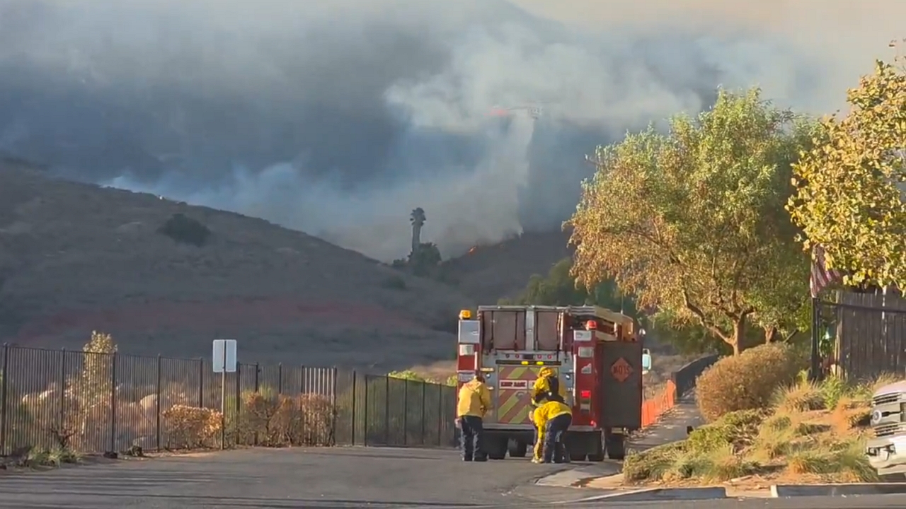 Helicopter water drop during Pyrite Fire containment in Riverside ...