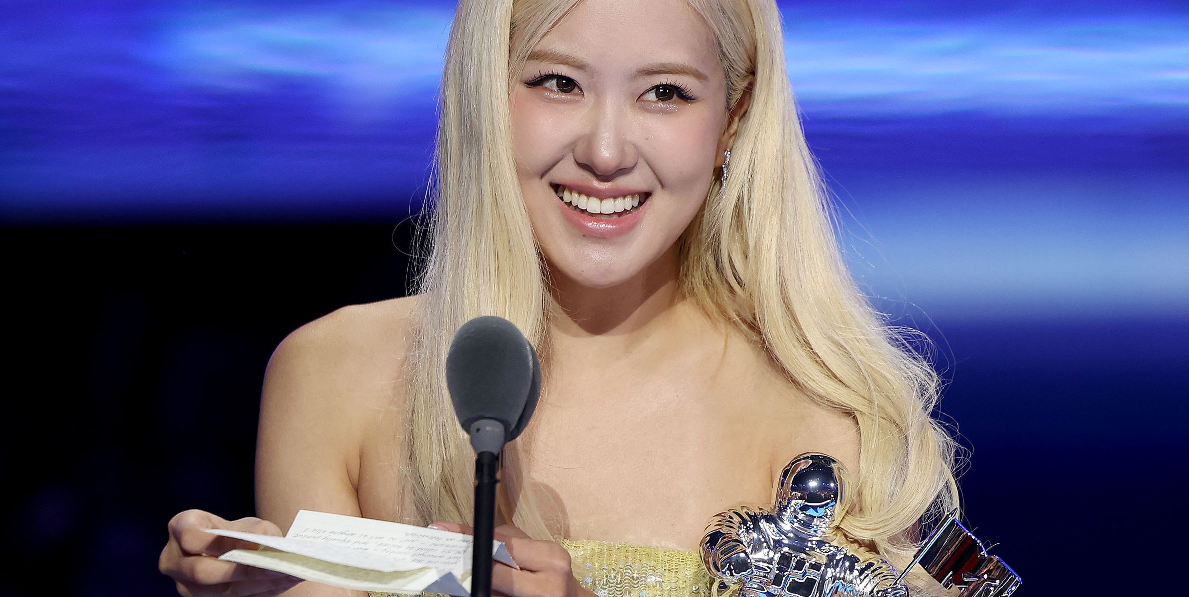 Rosé Put a Pop-Star Twist on the Year’s Trendiest Color at the 2025 MTV VMAs