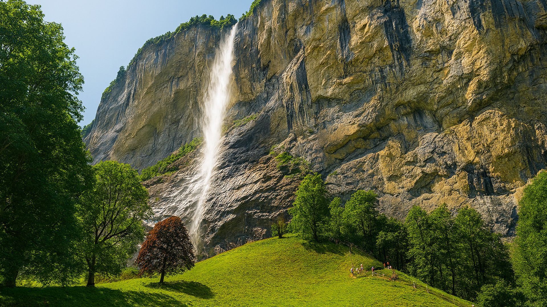 Lauterbrunnen Walking Tour – Discover Switzerland’s Valley of ...