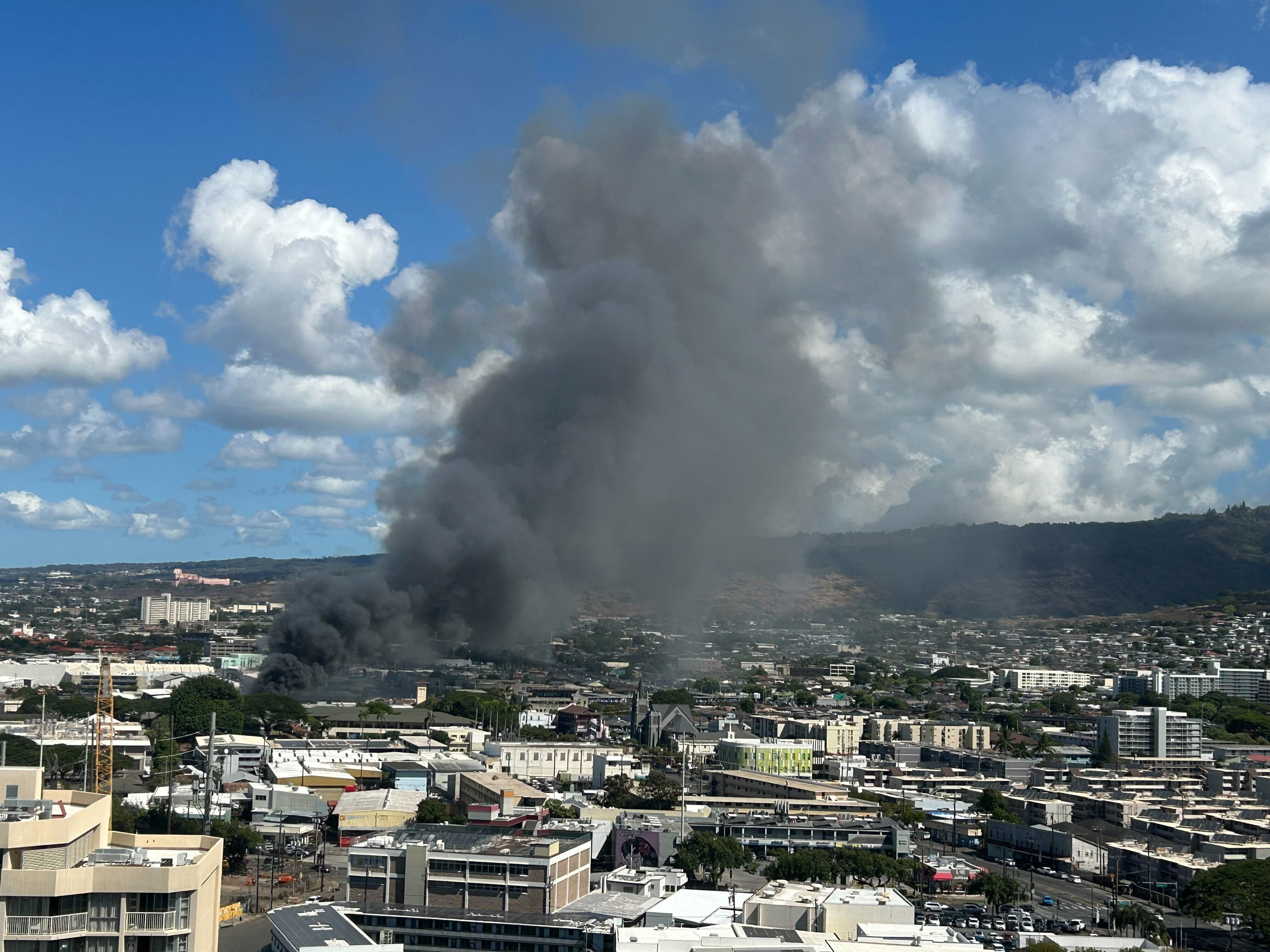 3-alarm building fire triggers evacuations in Kalihi