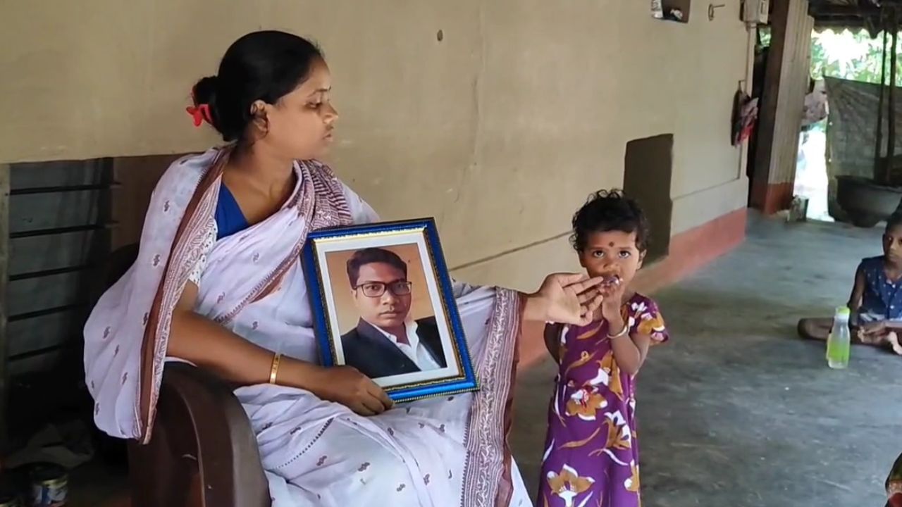 Subal Soren: চাকরিপ্রার্থীরা পরীক্ষাকেন্দ্রে, সুবলের ছবি আঁকড়ে সরকারের কাছে কাতর আর্জি স্ত্রী ...