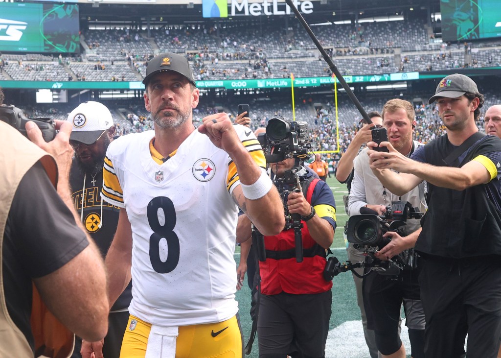 Aaron Rodgers taunts Jets fans on way out of MetLife after Steelers ...