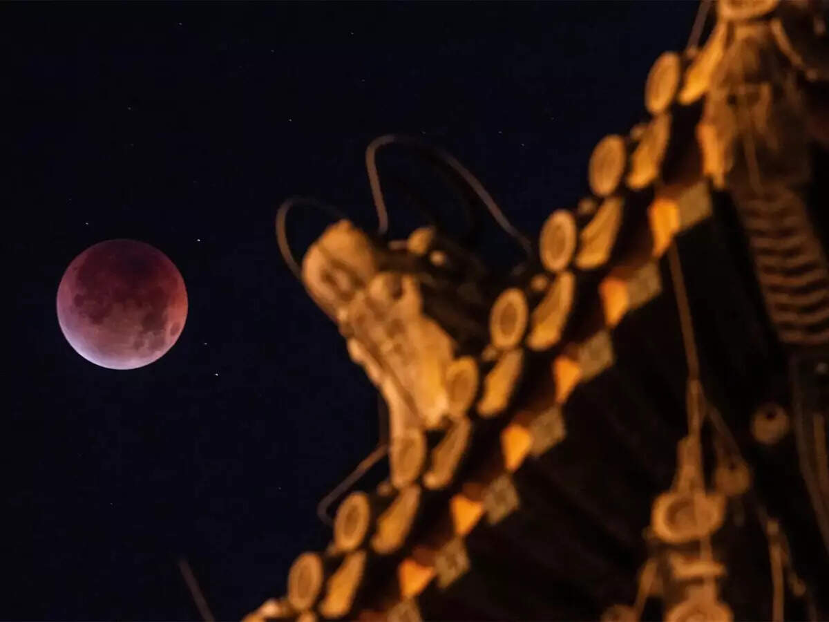Lunar Eclipse 2025: Stunning 'Blood Moon' lights up the night sky ...