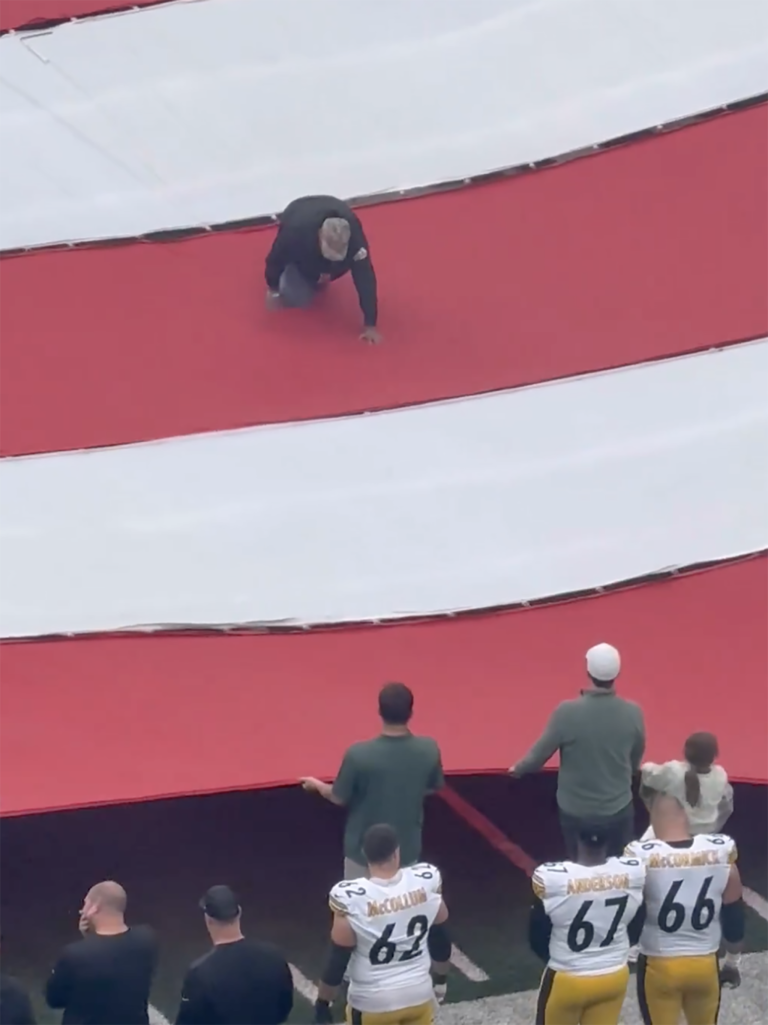 Fan gets stuck on top of massive American flag before Jets-Steelers game