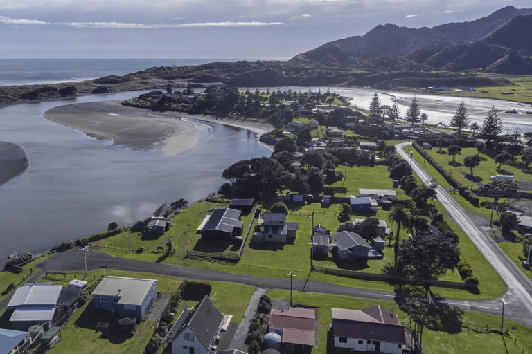 A New Zealand father who evaded authorities with his 3 children for ...