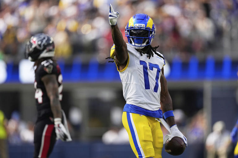 Stafford tops 60,000 yards passing, defense stands strong as Rams hold ...