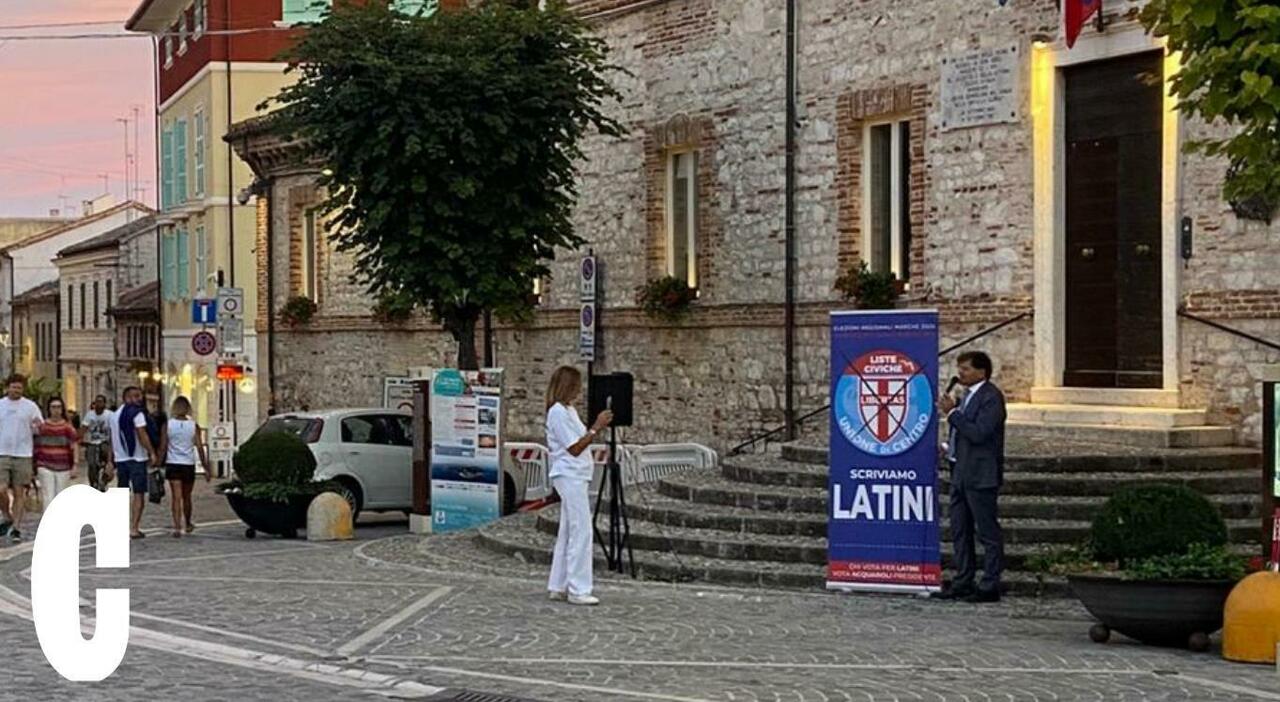 Comizio di Latini a Numana, parla al microfono e nessuno lo ascolta. Il ...