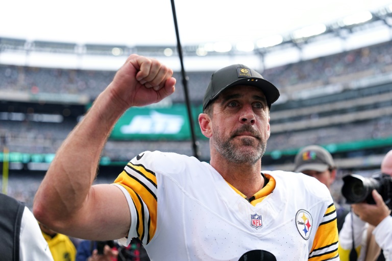 Rodgers wins in Steelers debut, Stafford hits milestone in Rams win