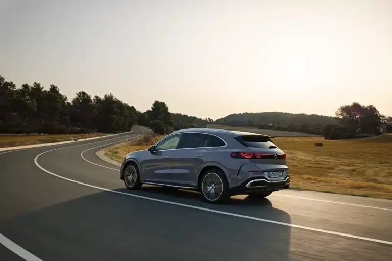 Nuova Mercedes-Benz GLC 2026: cambia design, ha un super cervello e ora ...