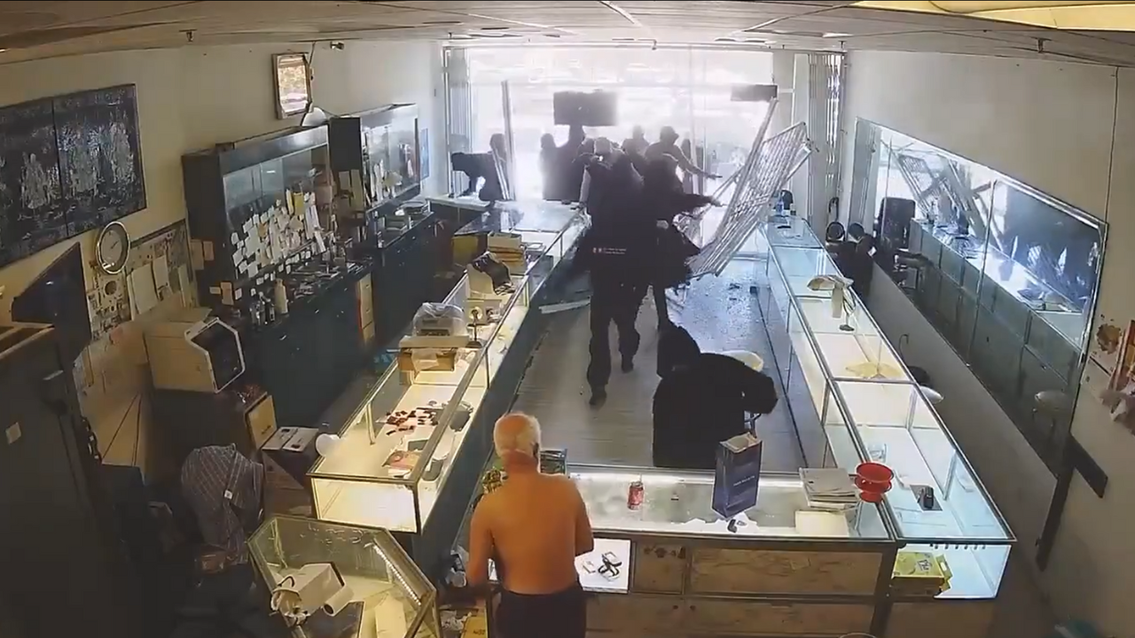 San Jose jewel heist: Car rams into jewellery store, masked mob storms ...