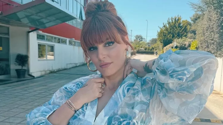 Στο εκκεντρικό σαλόνι της Εβελίνας Νικόλιζα | Τα έντονα χρώματα & η ...