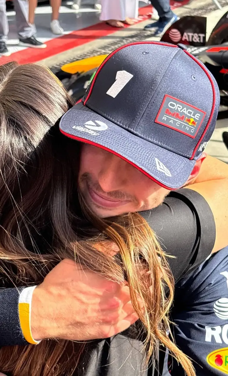 Kelly Piquet deelt beelden van zoen met Max Verstappen na overwinning in Italië