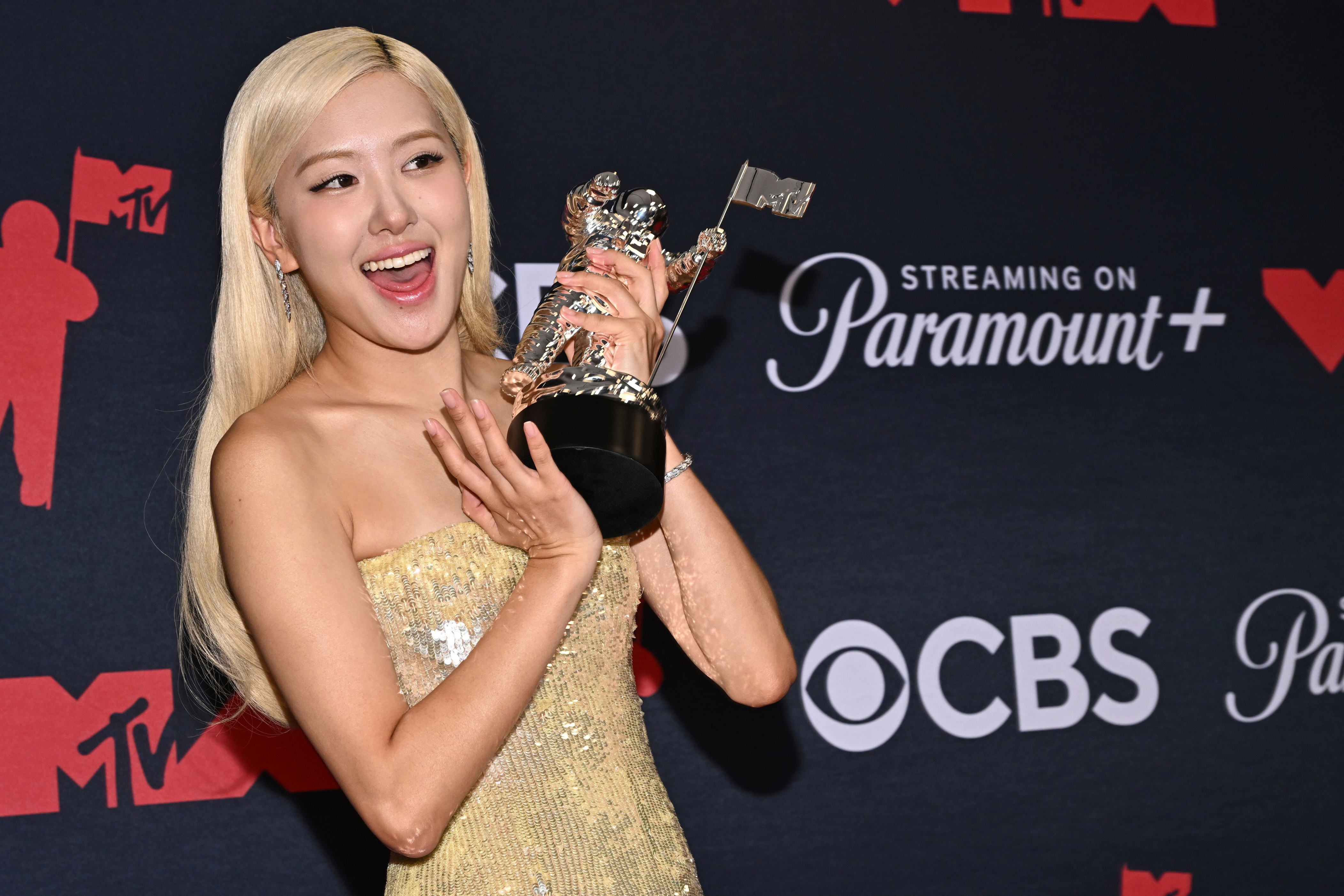 Rosé becomes first K-pop artist to win VMAs song of the year