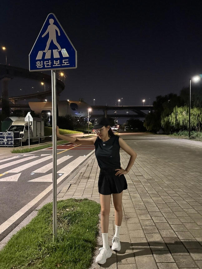 Song Ga-in starts running on the Han River along with MZ..Everything that's in fashion is done ...