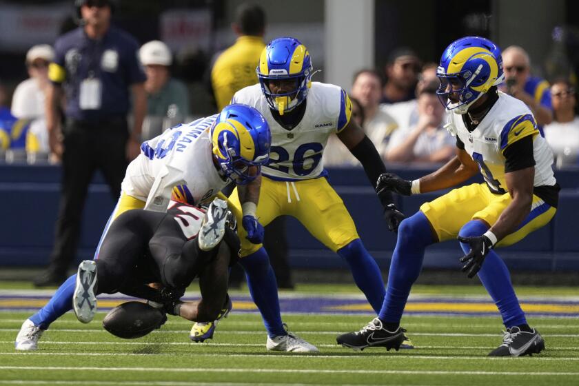 Nate Landman noquea a los Texans en la victoria de los Rams en el ...