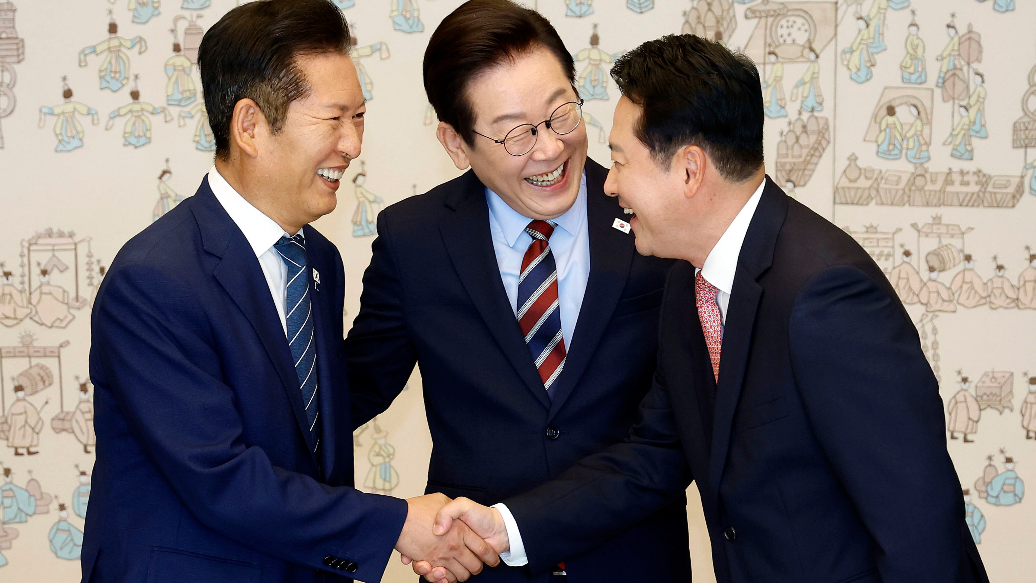 Ruling, opposition leaders shake hands, urge national unity