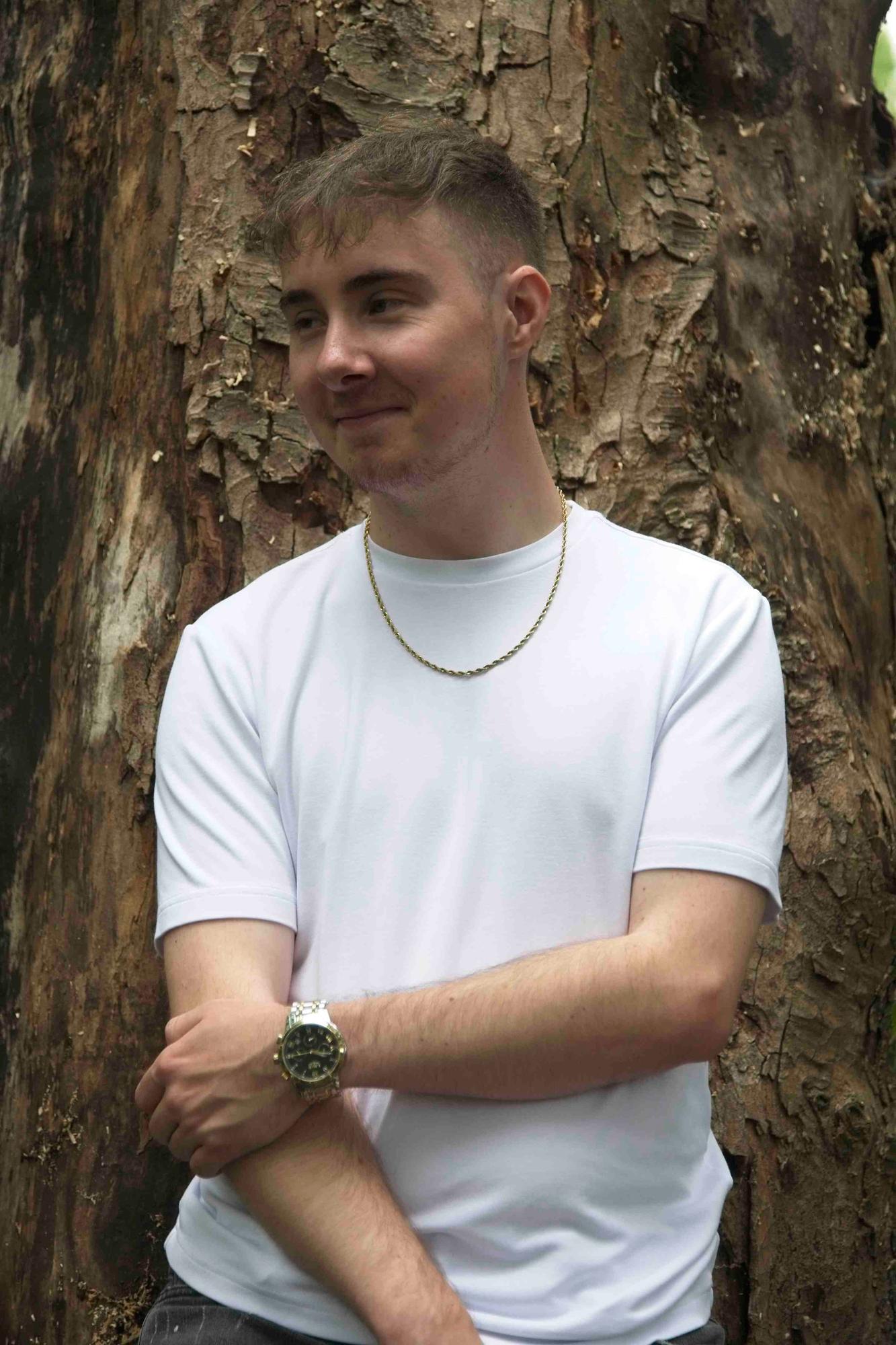 Billy Holley releases powerful debut single Rising