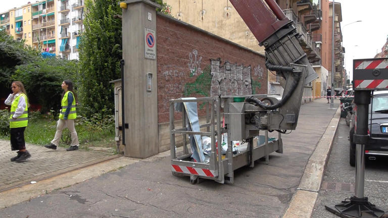 Torino, operaio precipita dal cestello della gru e muore