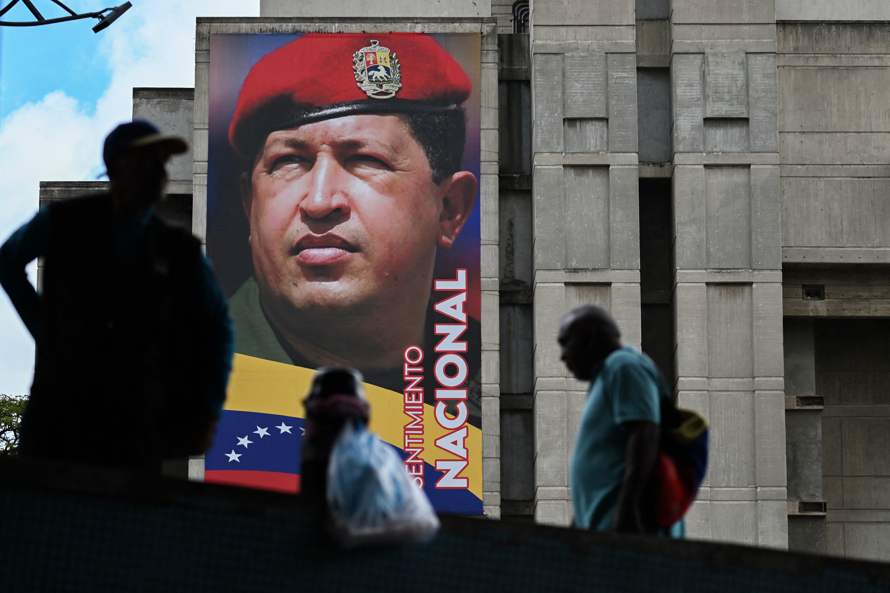 Simón Bolívar, dead nearly 200 years, rallies Venezuelans against U.S.
