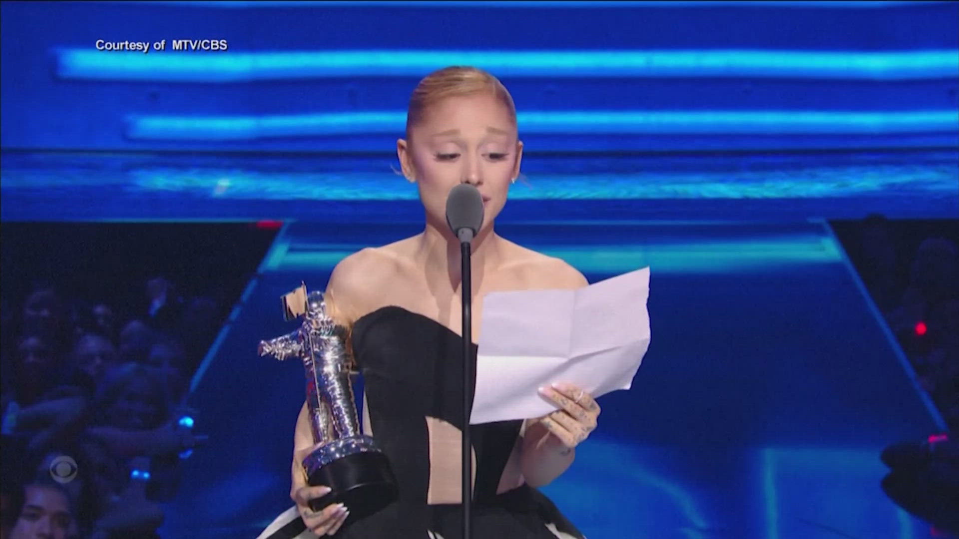 Sabrina Carpenter, Ariana Grande among winners at MTV Music Videos Awards