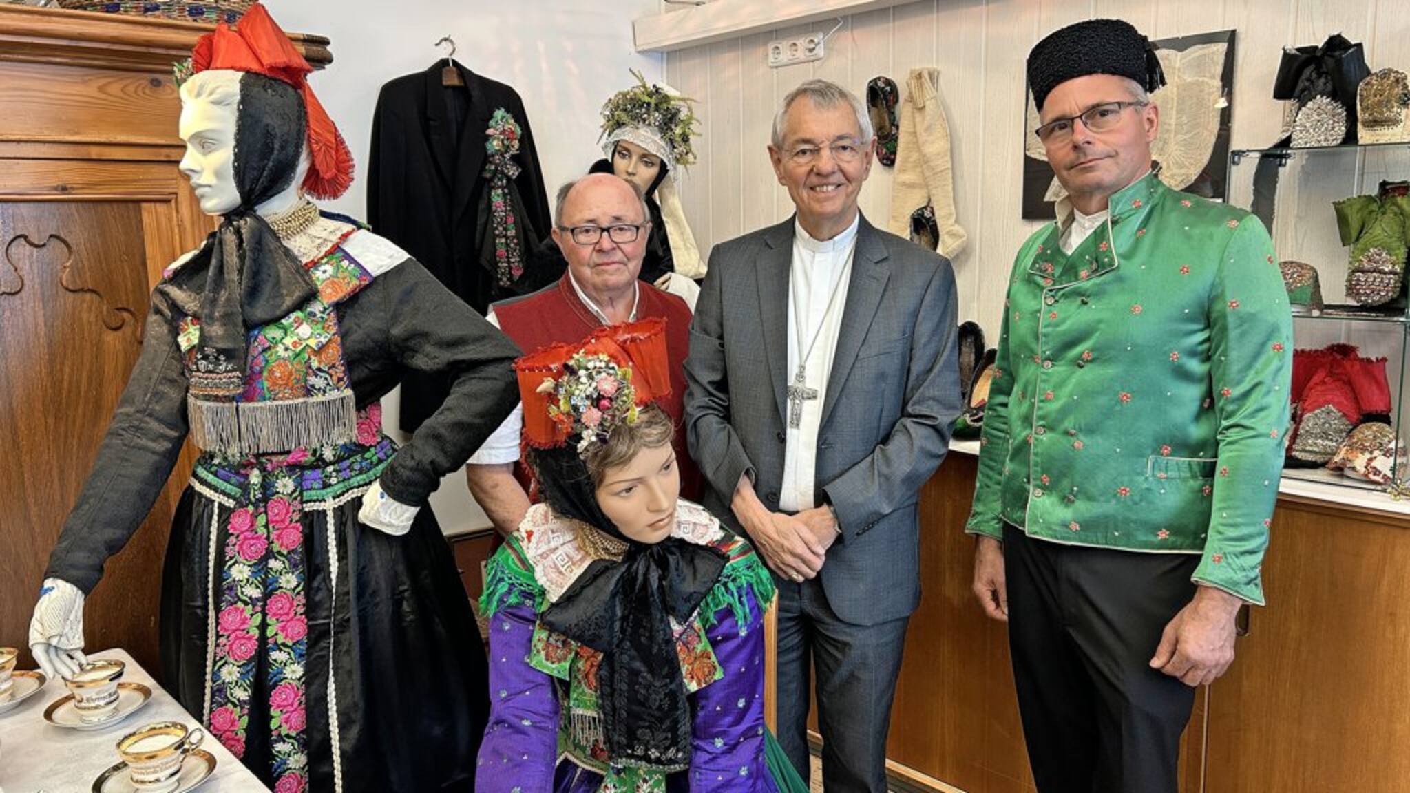 Roßdorf: Ein Stück im Trachtenmuseums erfreut den Erzbischof besonders