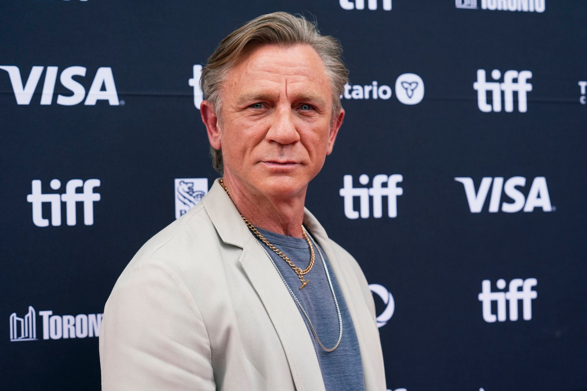 Daniel Craig embraces new 'silver fox' era