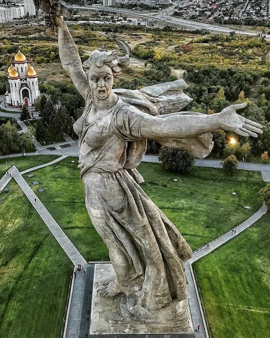 "A Mãe pátria chama": conheça o monumento russo que já foi a maior ...
